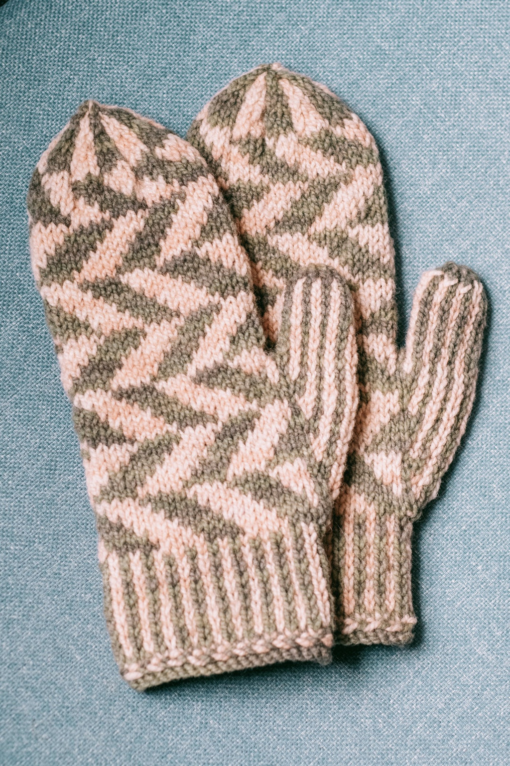 Fléchées Mittens - Free Knitting pattern and Optional kit – Les Laines ...