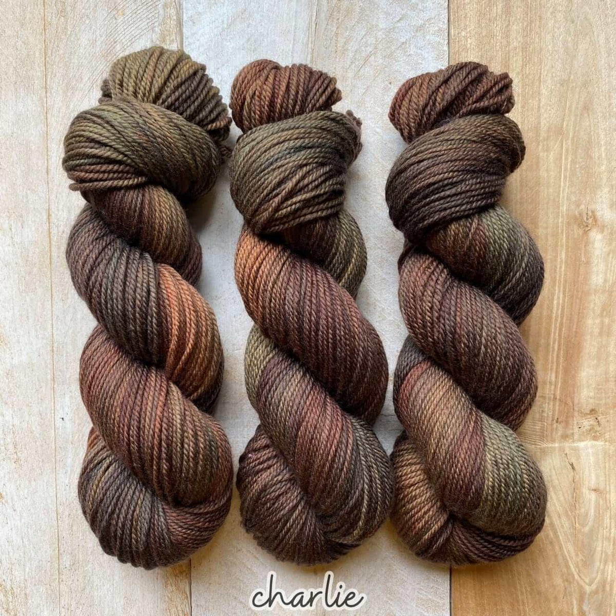 CHARLIE MERINO WORSTED Laine teinte à la main – Les Laines Biscotte Yarns